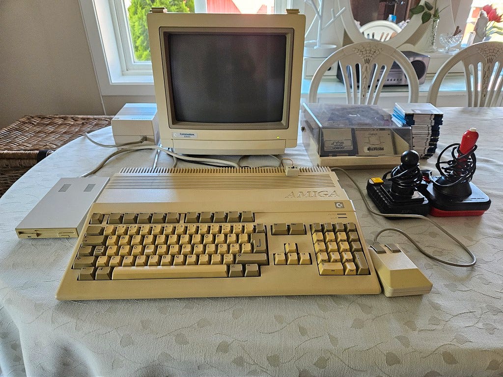 Commodore Amiga 500 med ekstra 512kb minne og Commodore 1024S | FINN-torget
