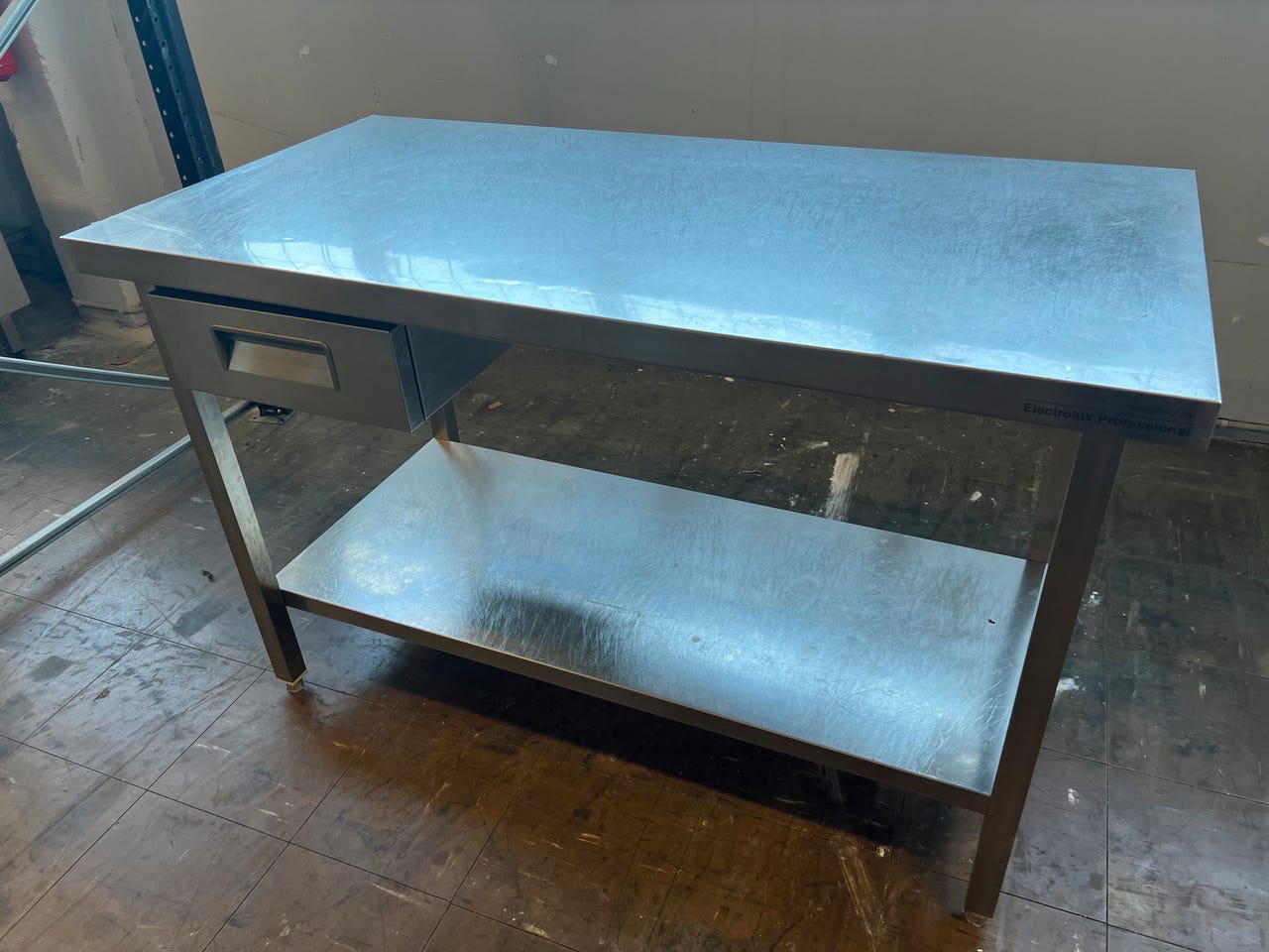 Rustfri benk med skuff lengde 140 cm | FINN-torget