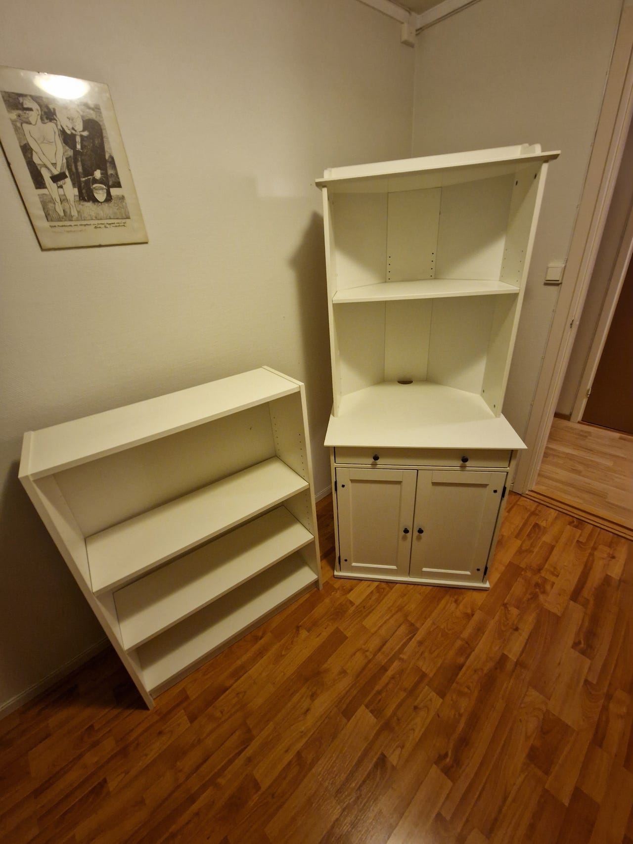 Hylle og hjørnepult/PC pult gis bort | FINN-torget