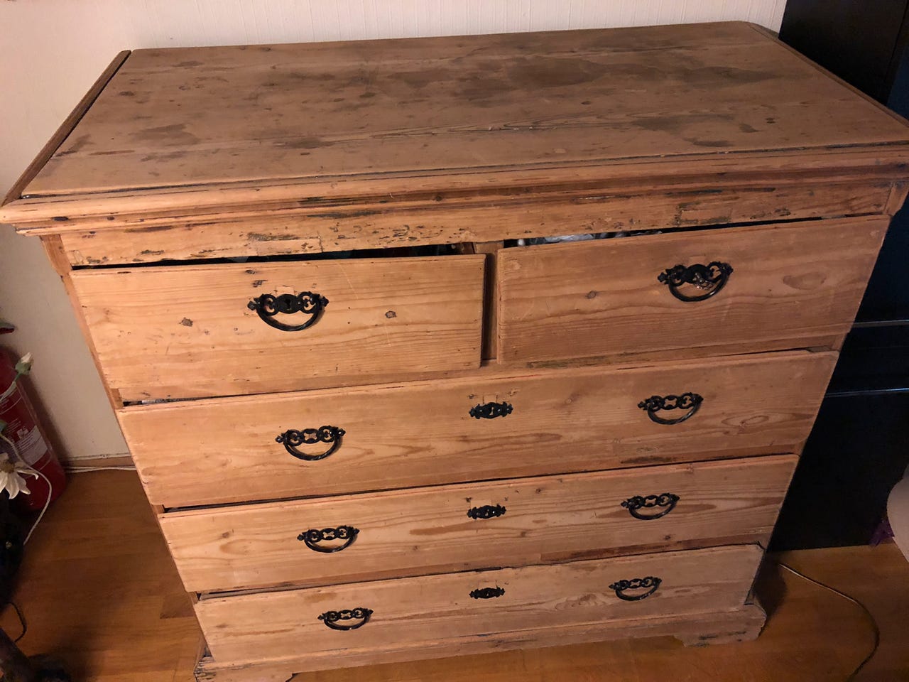 Røff antikk stor heltre kommode med låsemekanismer og smijerns beslag ...