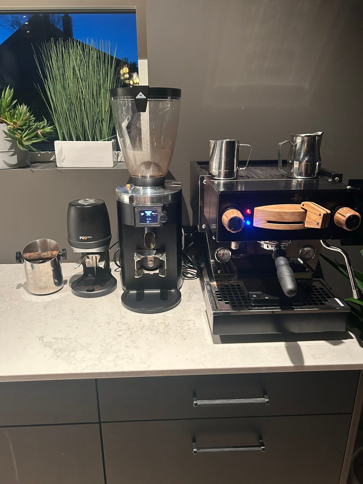 La Marzocco Linea mini med tre detaljer og Mahlkönig e65s | FINN-torget