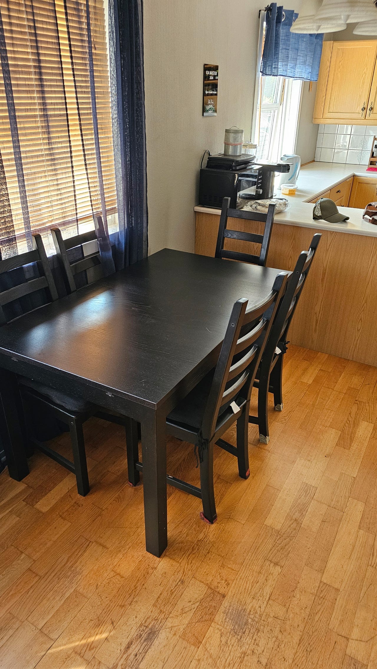 Pen sort spisestue med 6 stoler og uttrekkbart bord | FINN-torget