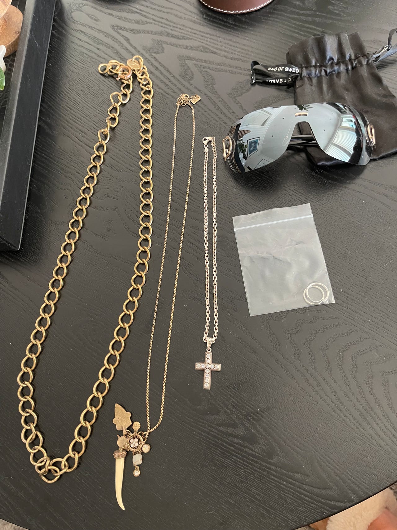 Dior-solbriller, øredobber og smykker selges – gull- og sølvbelagt ...