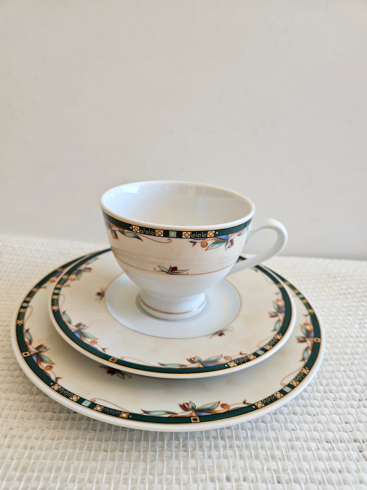 Vakker kopp med skål og asjett. | FINN-torget