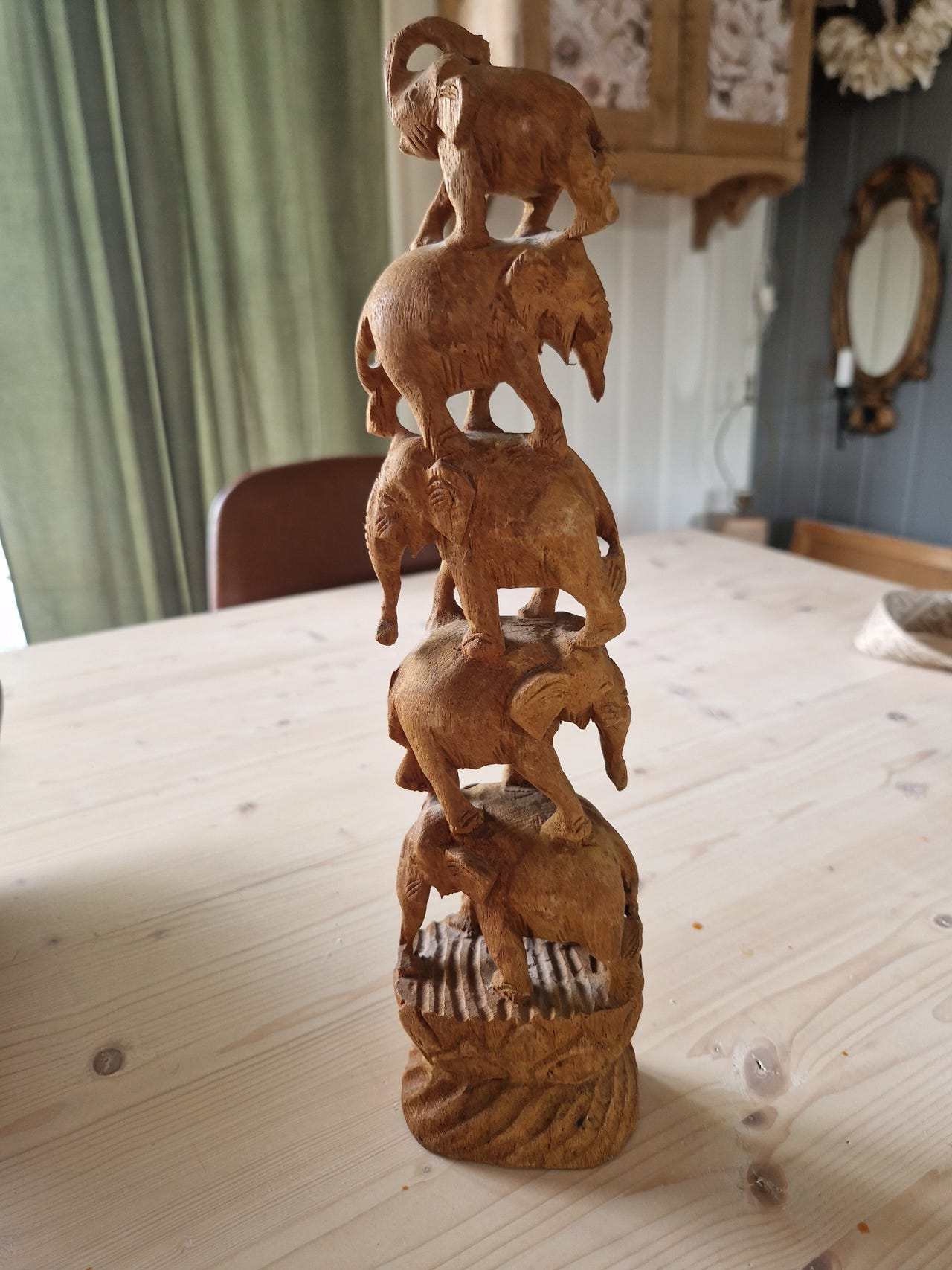 Treskulptur av stablede Elefanter, skåret for hånd | FINN-torget
