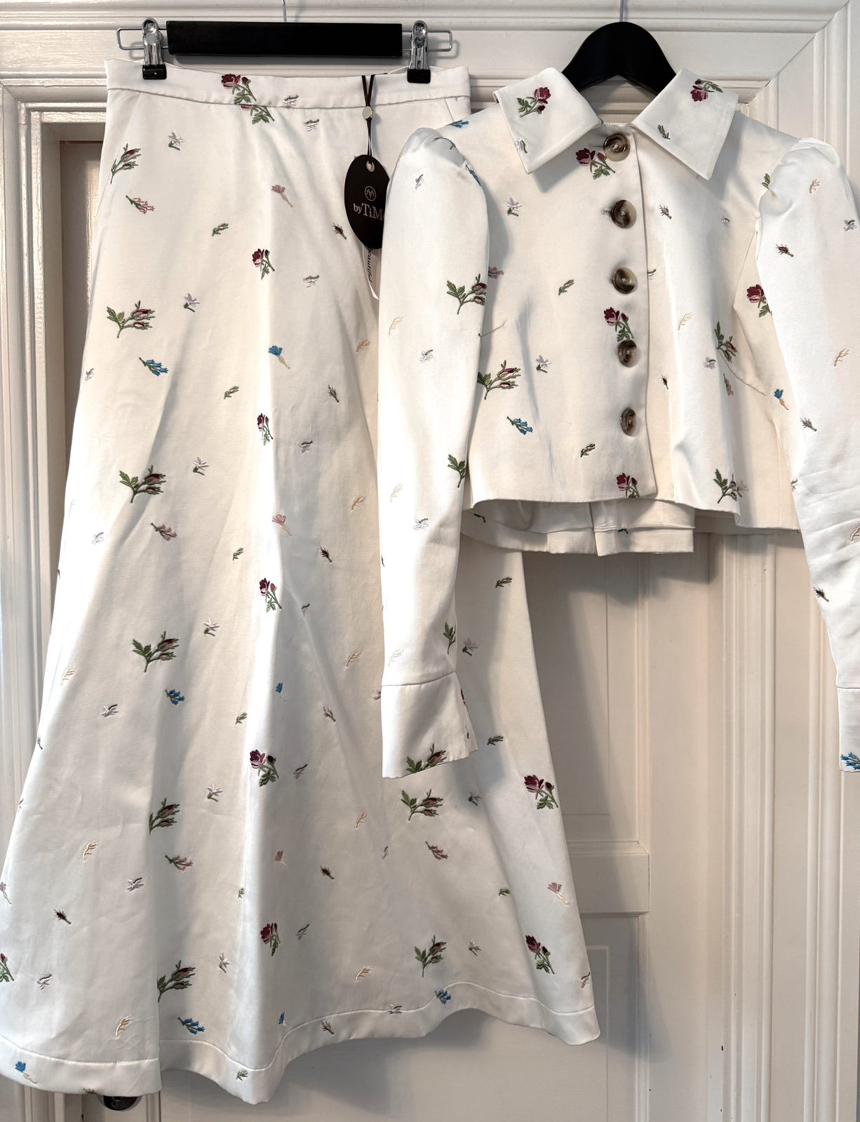 ByTimo Tailored Satin Jacket & Skirt - Summer Embroidery | FINN-torget