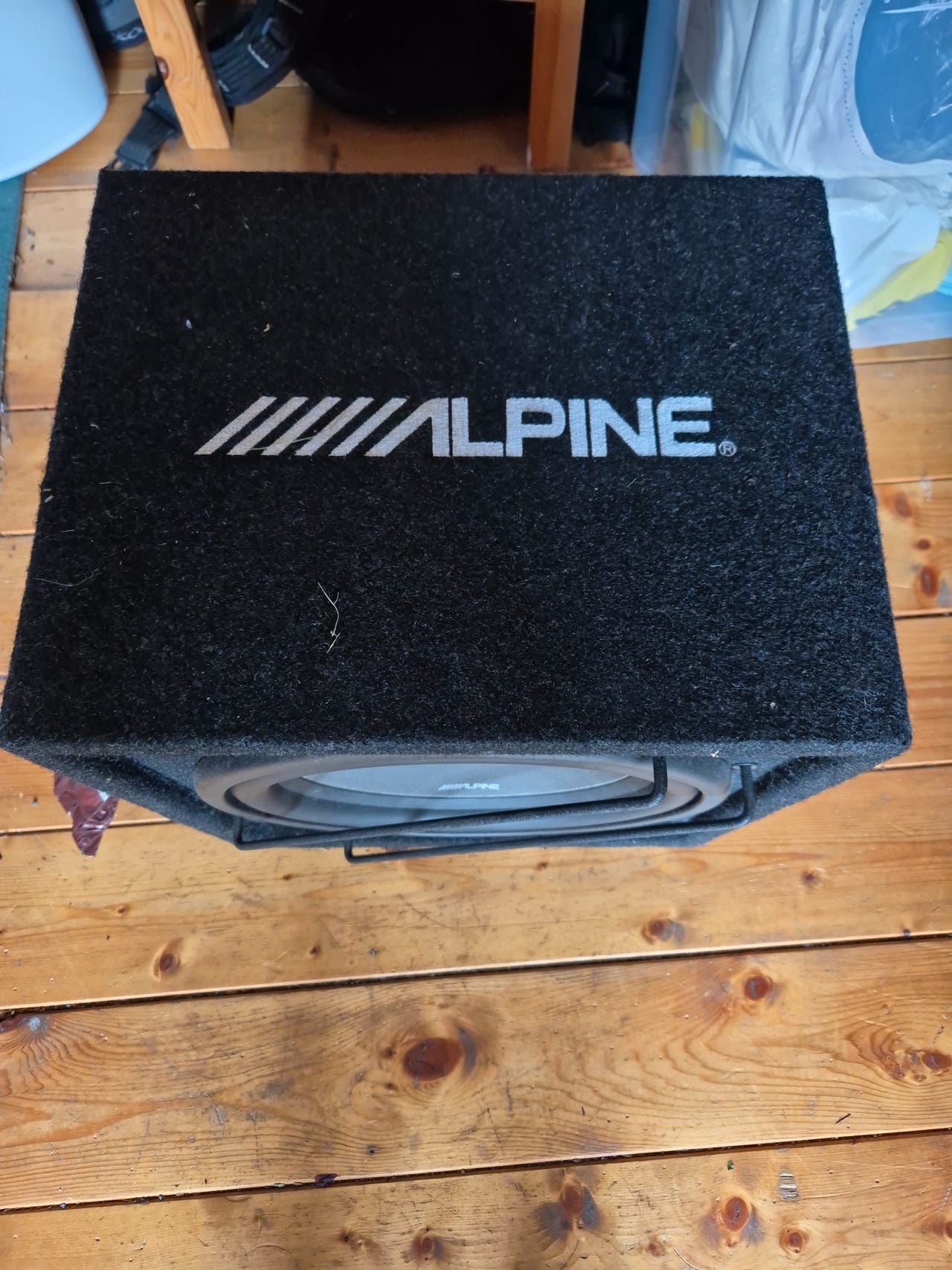 Alpine Subwoofer i kasse Svart | FINN-torget