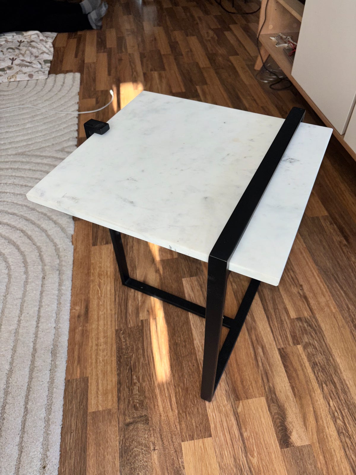 Lite brukt sidebord med marmor stein | FINN-torget