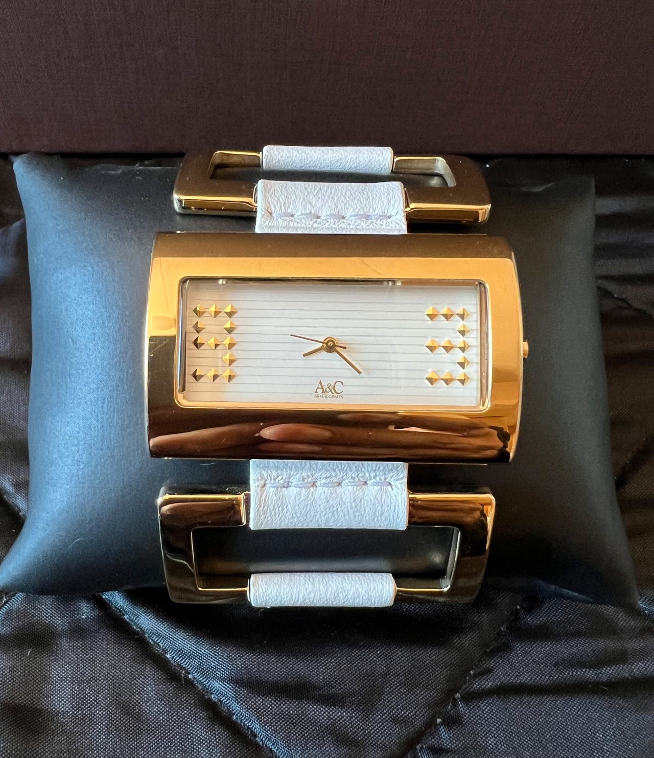 Klokke/ur fra Arts & Crafts, gull m/hvit lærreim og hvit urskive | FINN ...