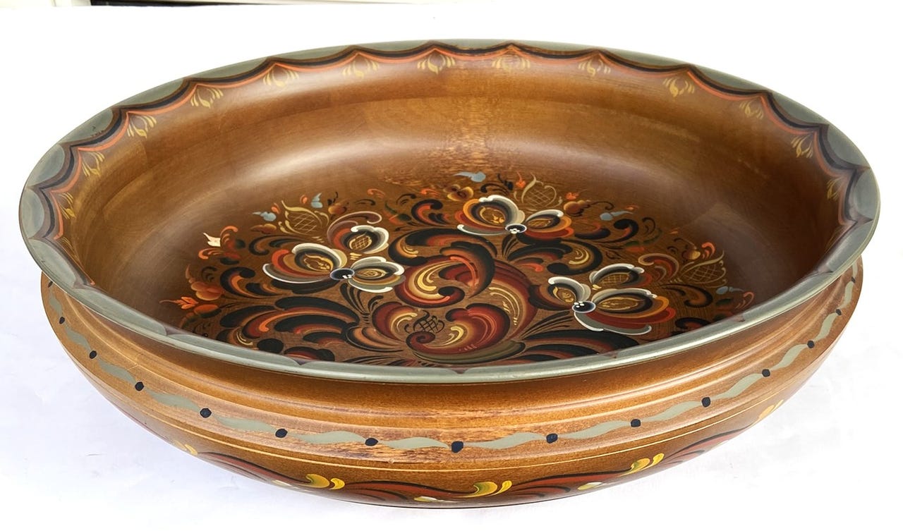 Stor vakker rosemalt bolle. Diameter: 44 cm. Høyde: 11,5 cm. | FINN-torget