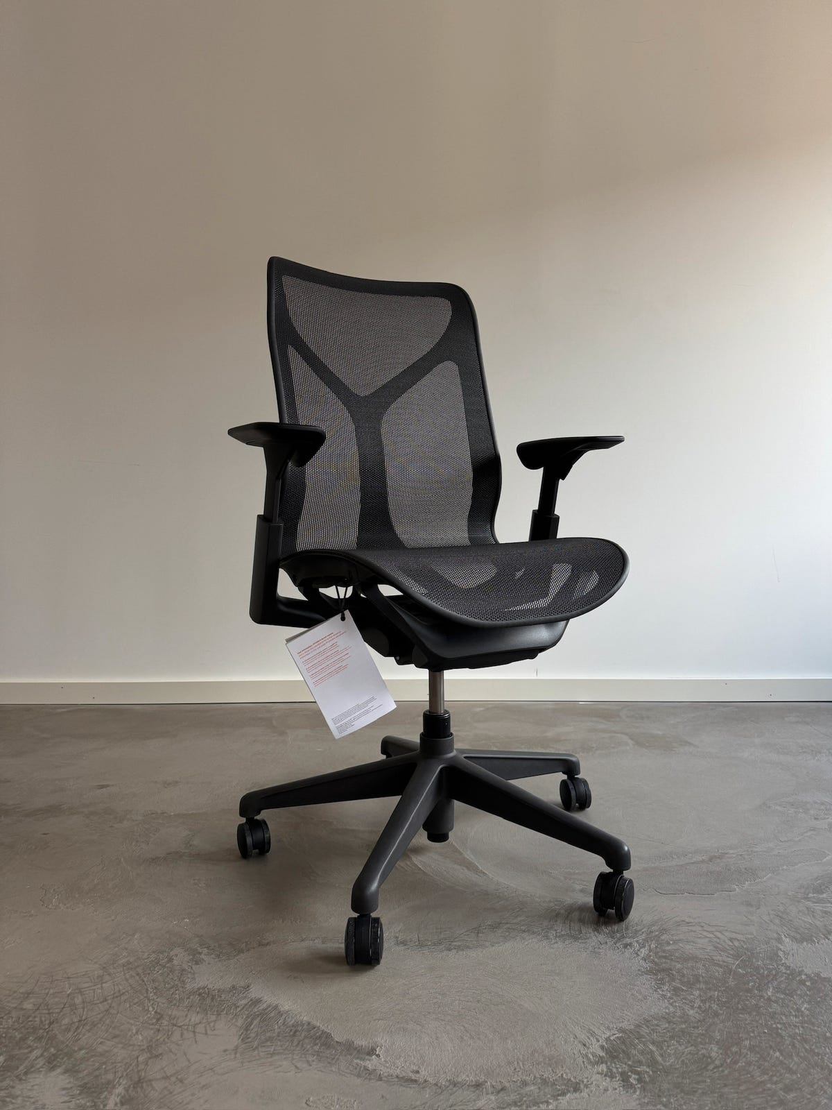 Herman Miller COSM MEDIUM BACK | GRAPHITE | STANDARD HØYDE | FINN-torget