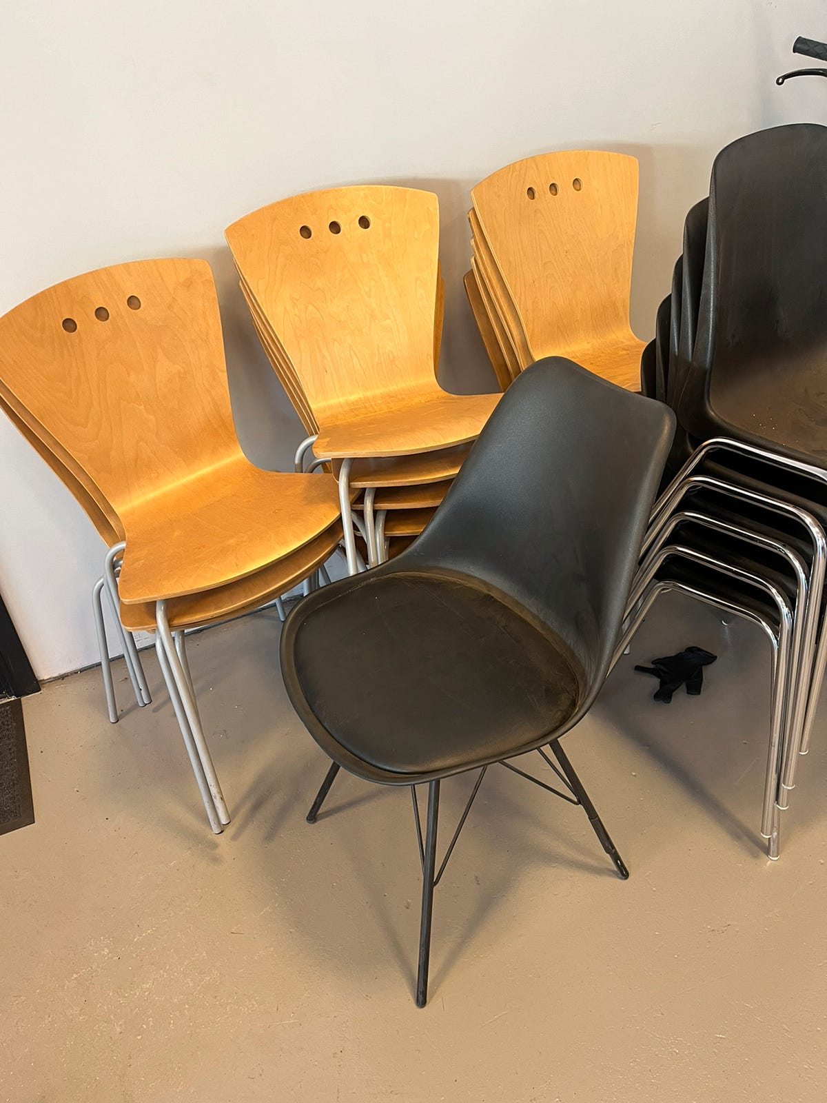 Stoler gis bort mot henting | FINN-torget