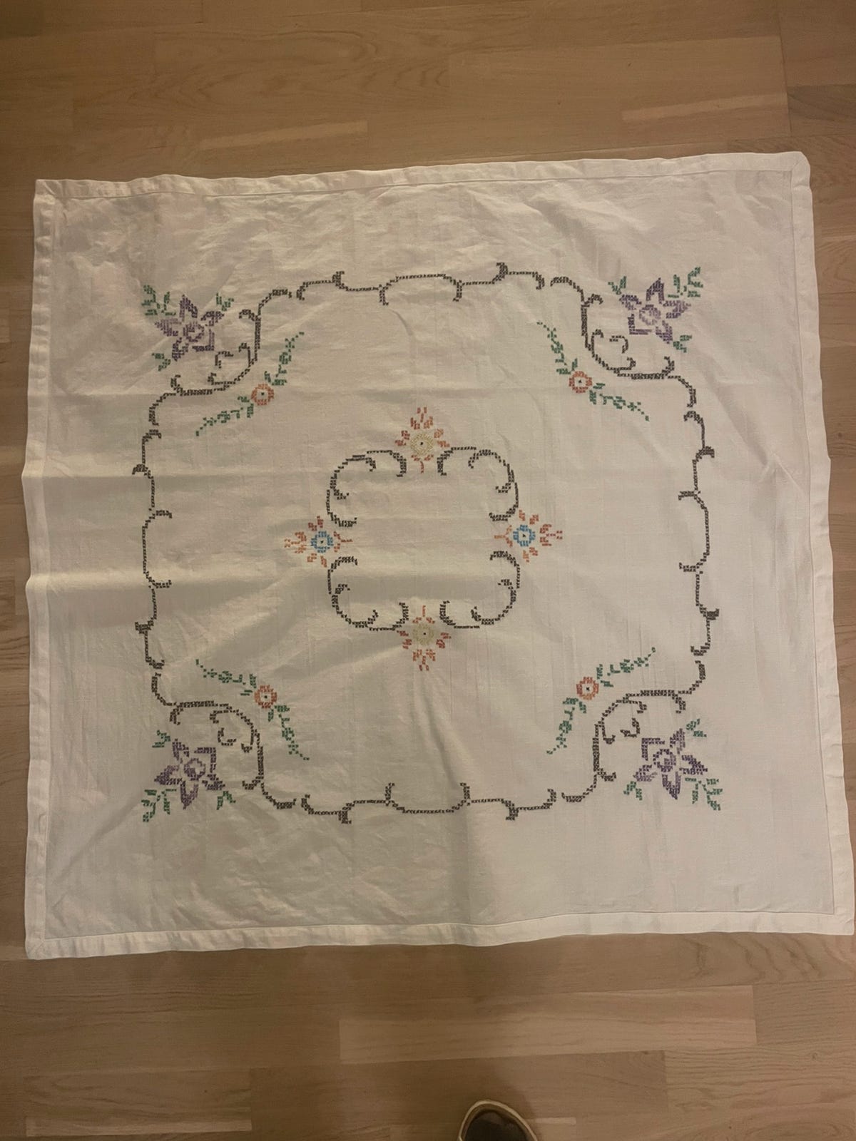 Duk i brodert i korssting | FINN-torget