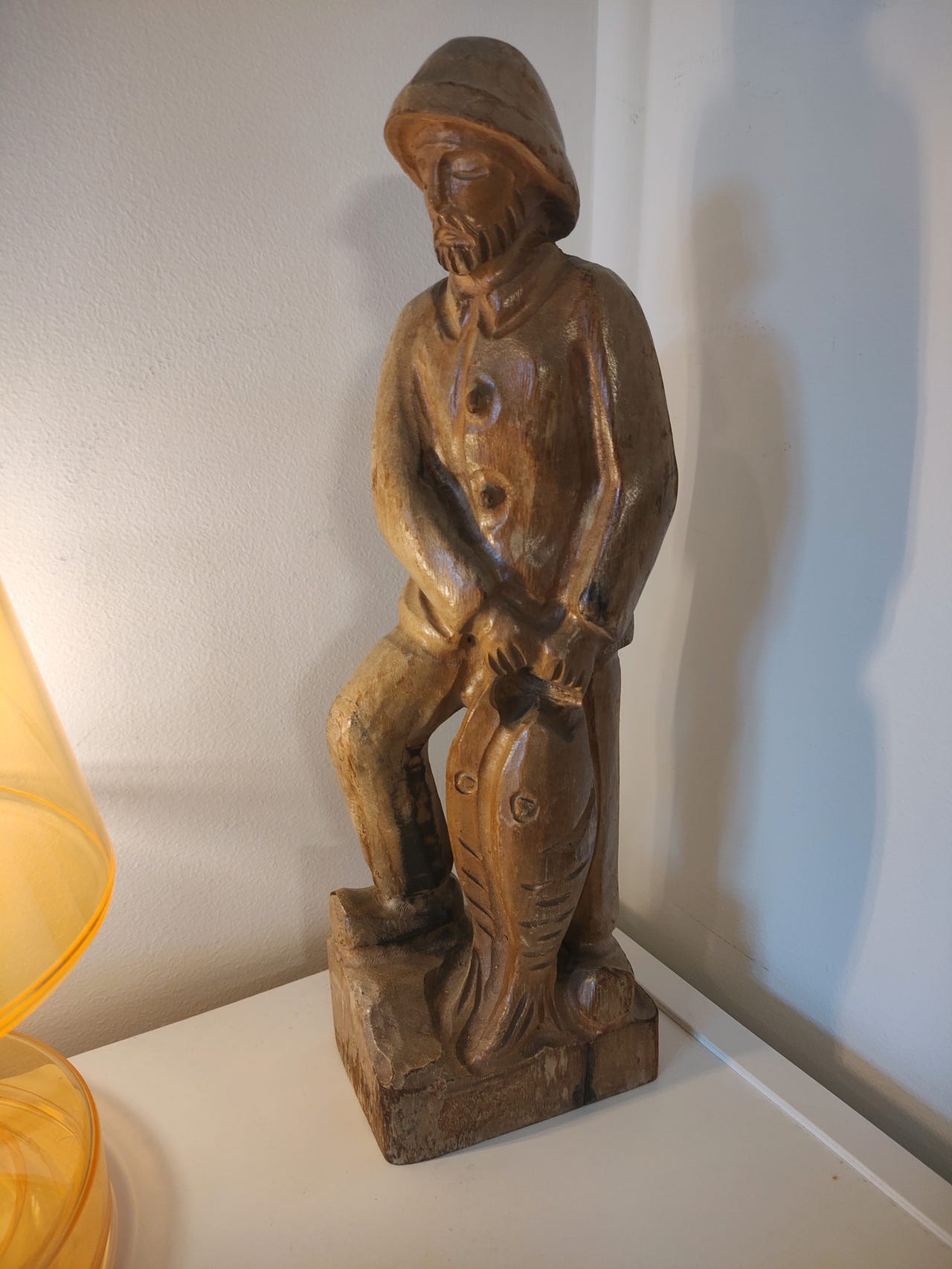 Flott vintage treskulptur av en fisker - håndkjært ca 32 cm | FINN-torget