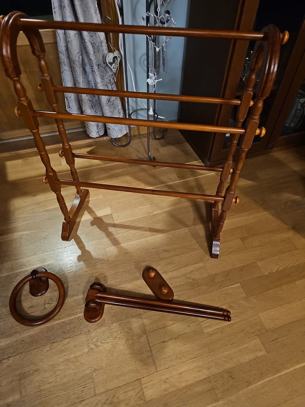 Diverse oppheng til håndklær i kirsebærfarge til bad | FINN-torget