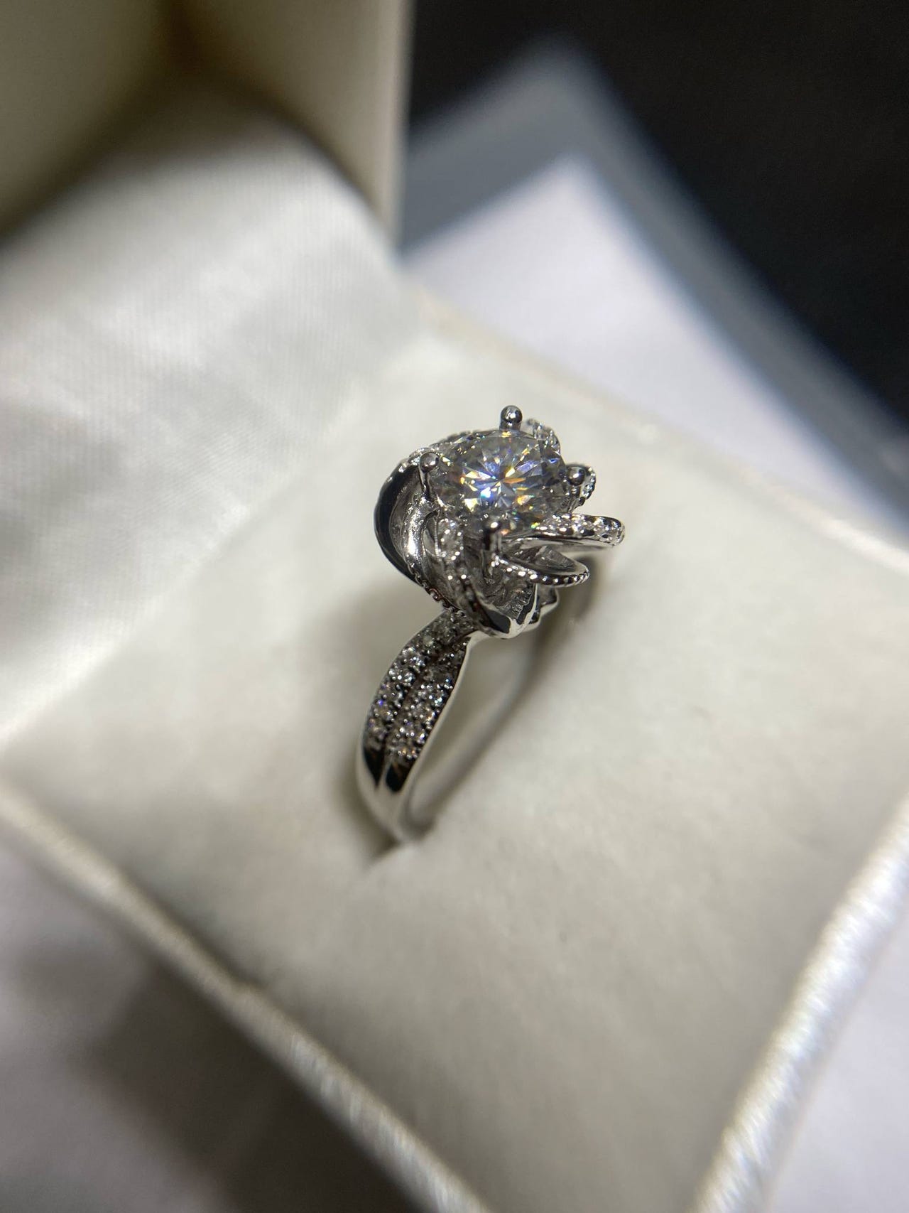 Stunning Certified Silver 925 Ring with 1 carat Moissanite. Ring size 9. | FINN-torget