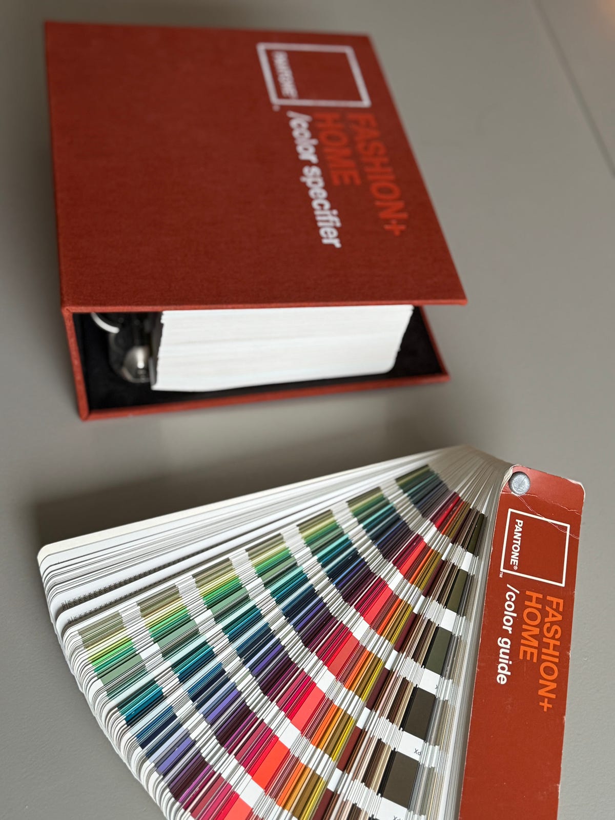 Pantone bok og formula guide | FINN-torget