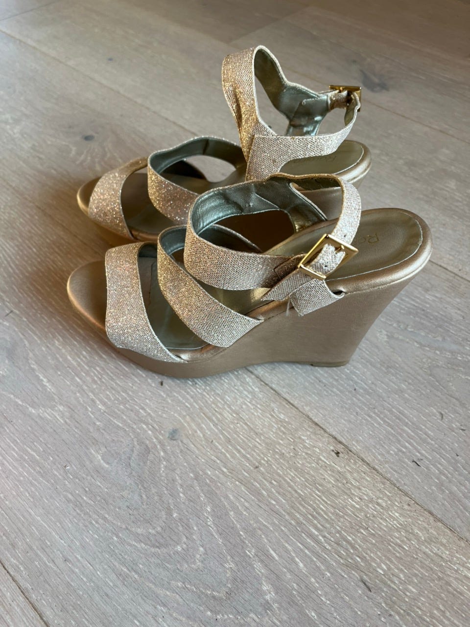 Sandaler - gul farge . Fest ( Reservert) | FINN-torget