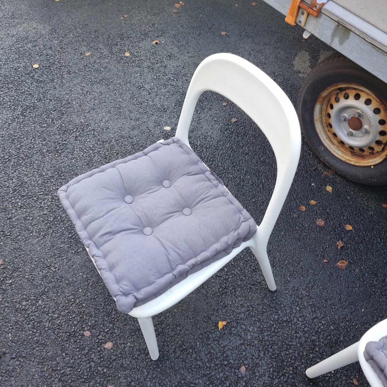 Hele og fine plast stoler med puter | FINN-torget