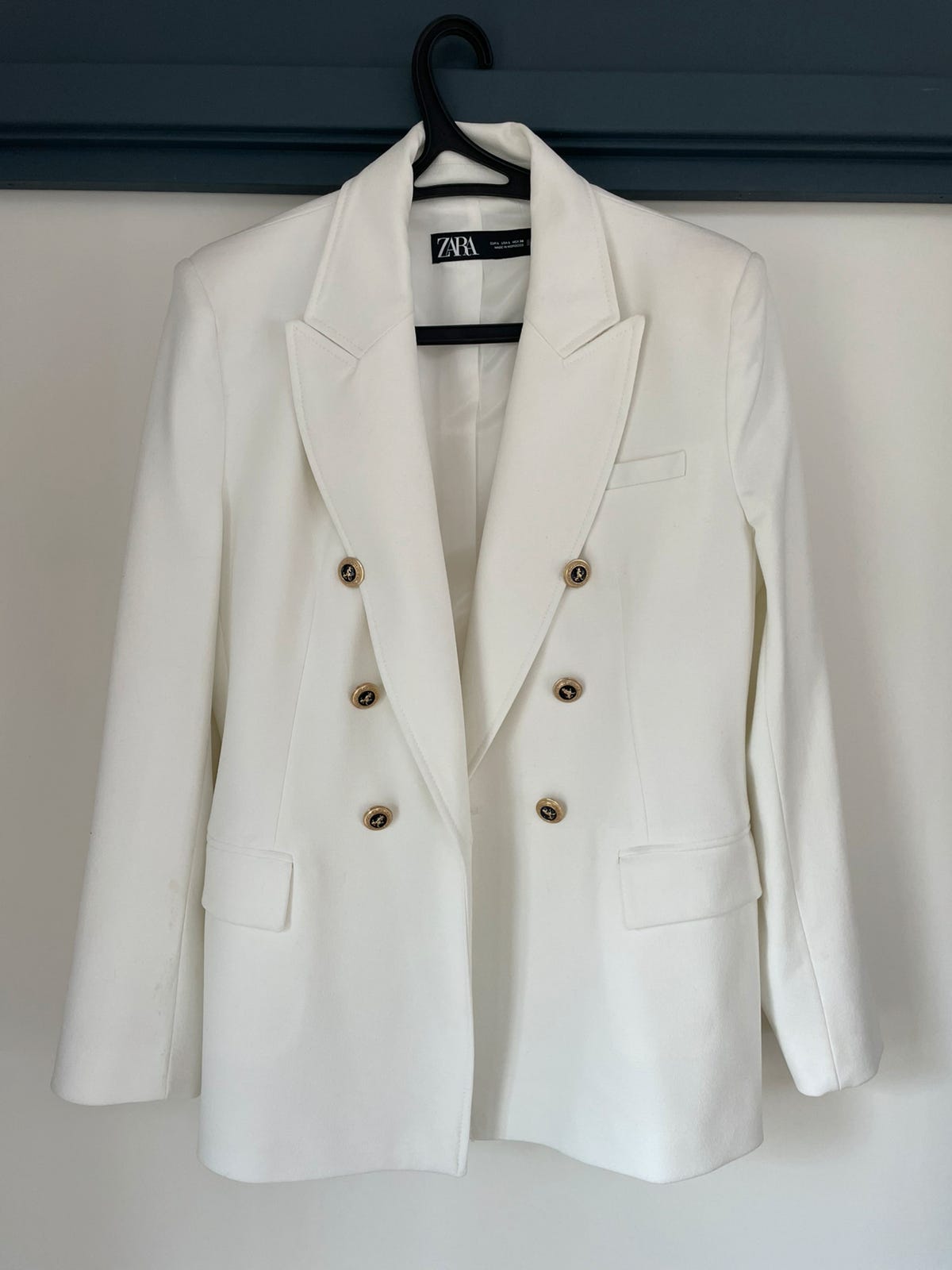 Ubrukt, pen hvit blazer med gull knapper str L | FINN-torget