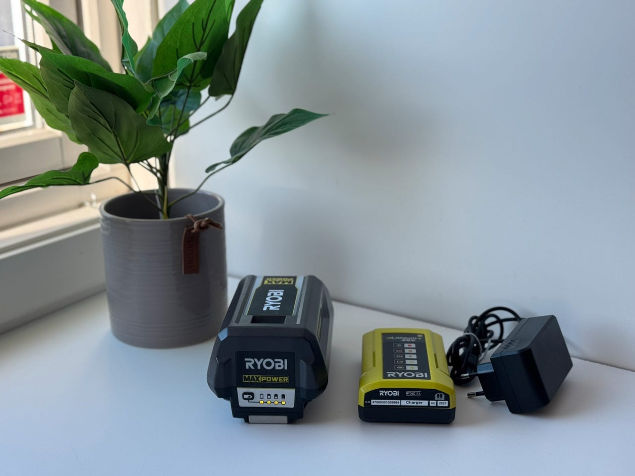 RYOBI 36V 4.0Ah batteri m/RYOBI lader 1,7amp selges billig! | FINN-torget