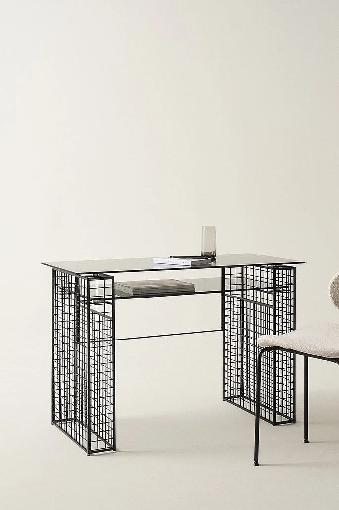 Skrivebord i sort glass og sort stål ramme/bein. | FINN-torget