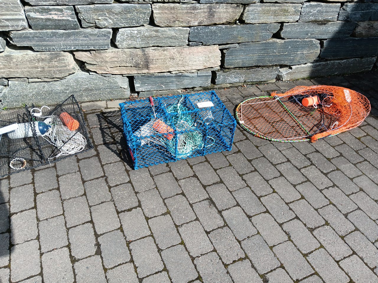 3 krepseteiner, 3 hummerteiner og 2 krabbeteiner med tau, blåse og agnbokser | FINN-torget