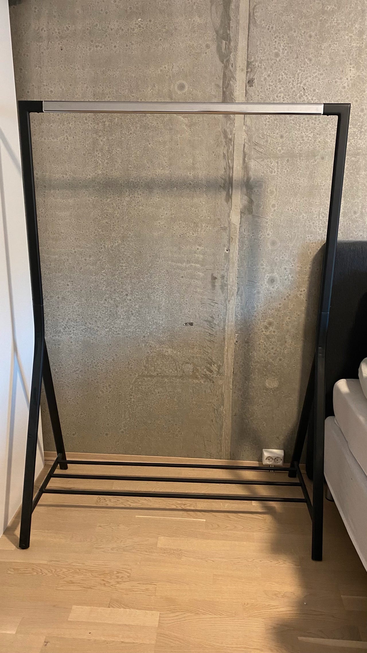 Stilrent og solid klesstativ i metall | FINN-torget