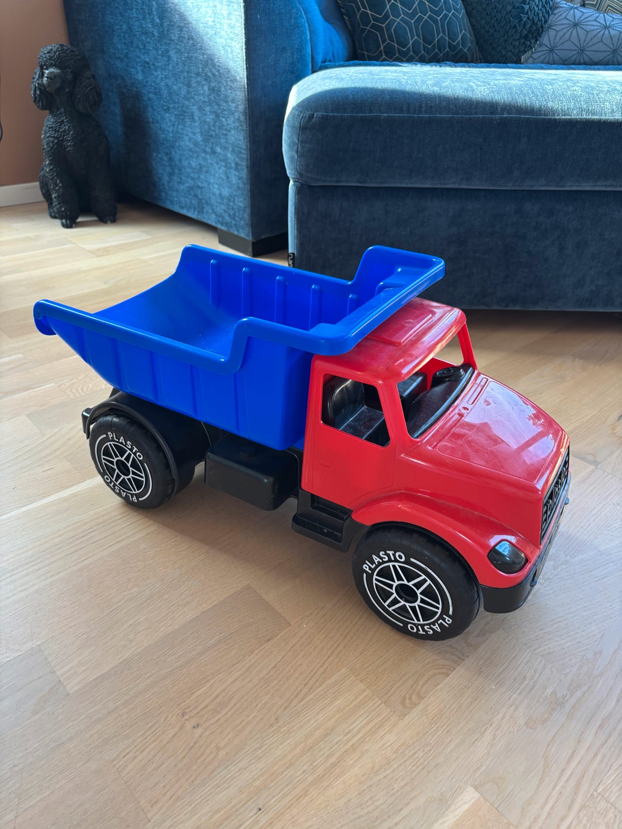 Stor plasto lastebil med stillegående hjul - kun brukt inbe | FINN-torget