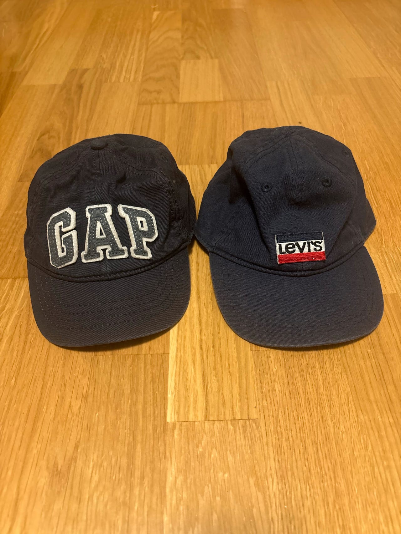 2 barnecapser Levi’s og GAP - str 49, 12-24 mnd | FINN-torget