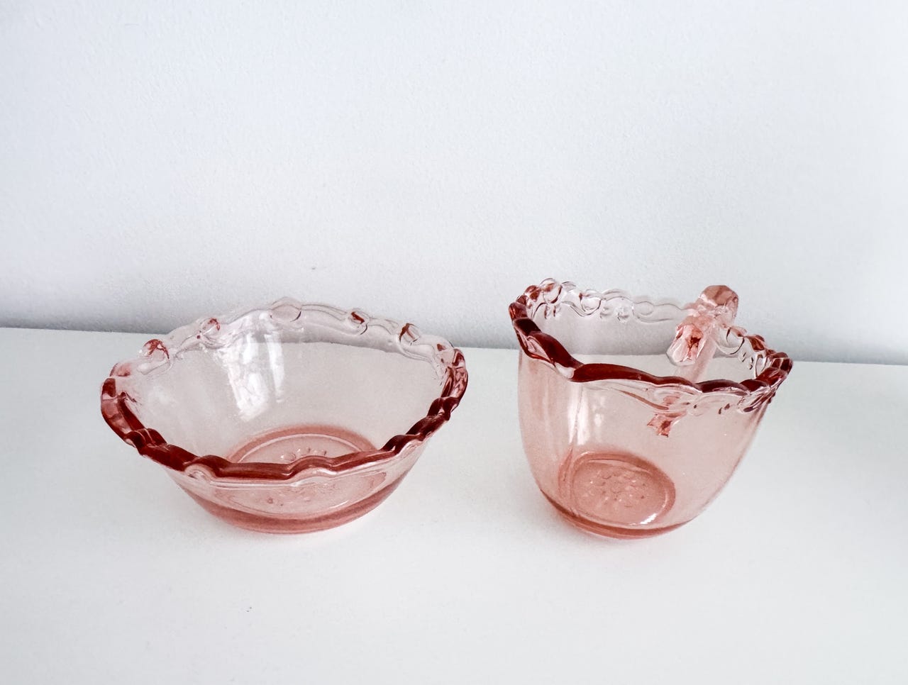 Rosa pressglass - fløtemugge, sukkerskål og kakefat | FINN-torget