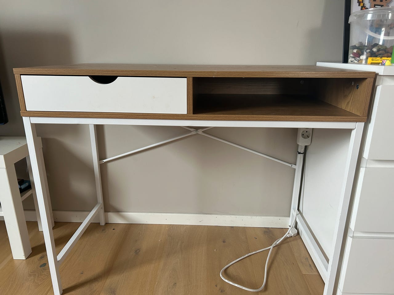 2.stk skrivebord / pult gis bort (Trappedal fra Jysk) RESERVERT TIL KL 18 | FINN-torget