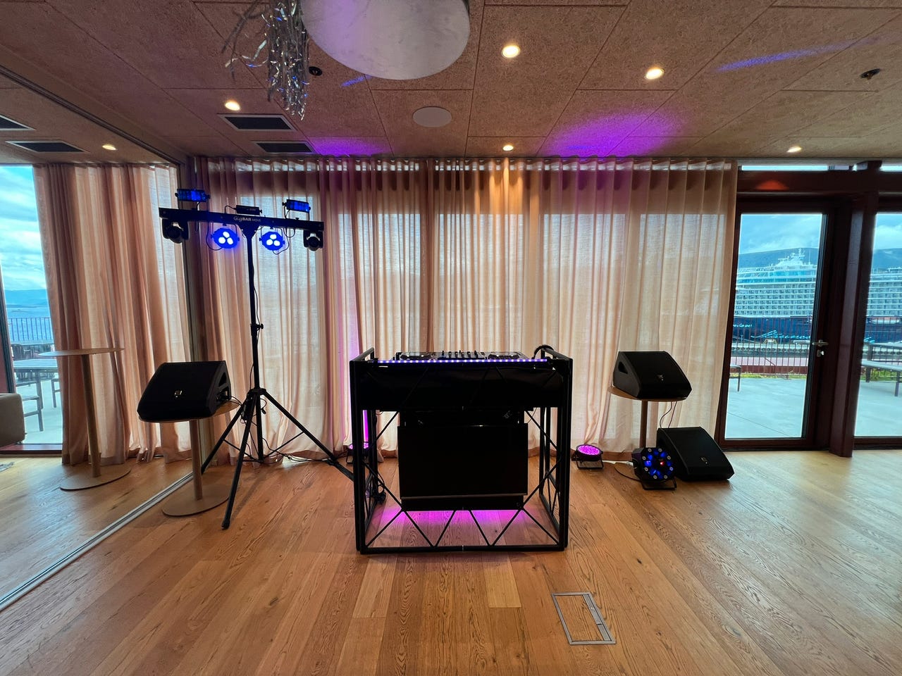 Chauvet Gigbar Move 5-i-1 lyssystem med stativ selges | FINN-torget