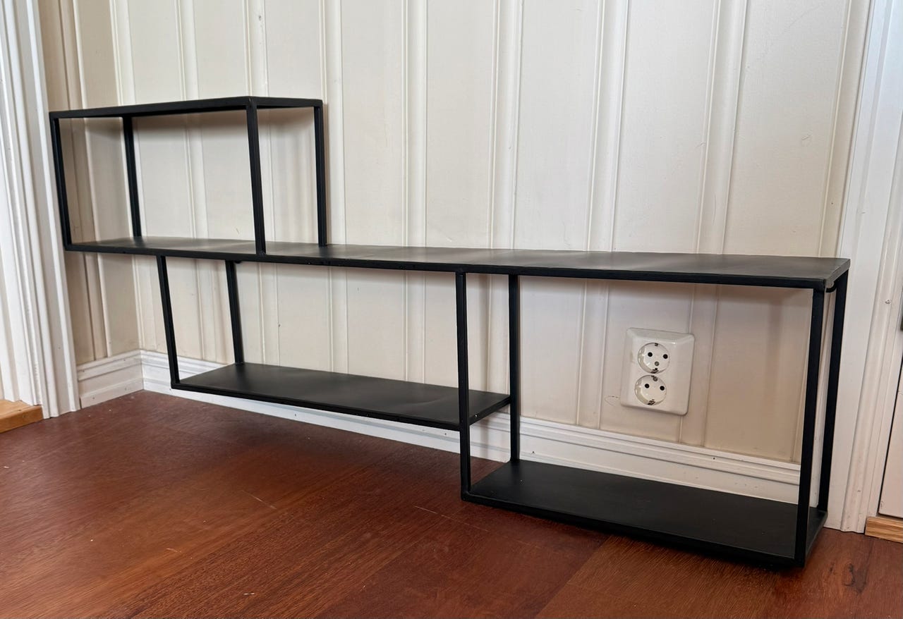 Hylle (sort stål) | FINN-torget