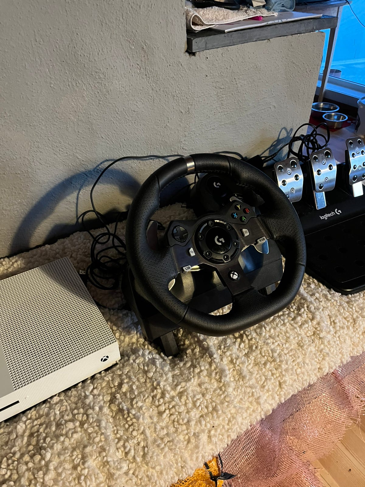 X box med logitech ratt og pedaler og girspak. Kan selge separat | FINN ...