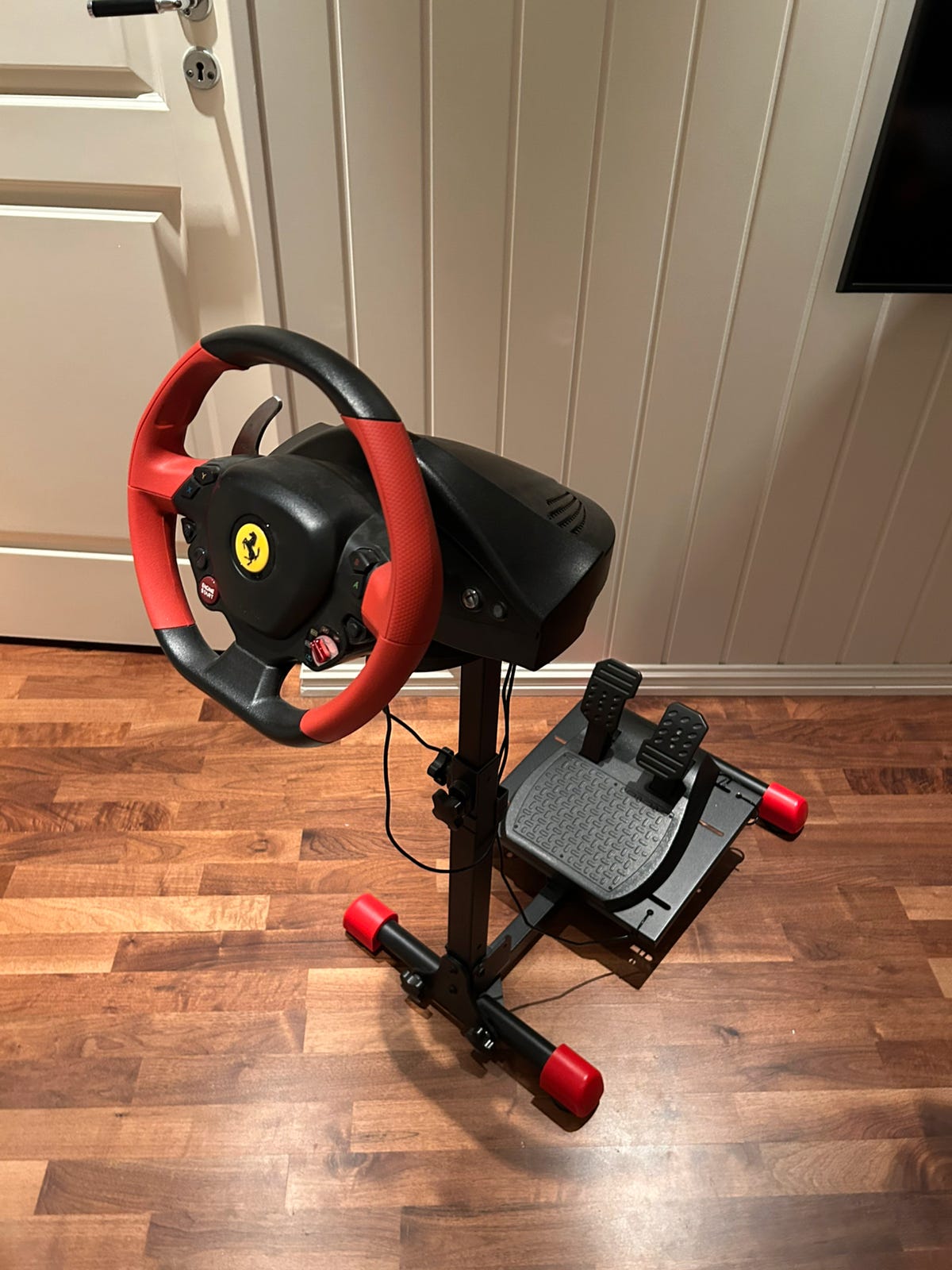 Thrustmaster Ferrari 458. med Piranha stativ.. Som NY. | FINN-torget
