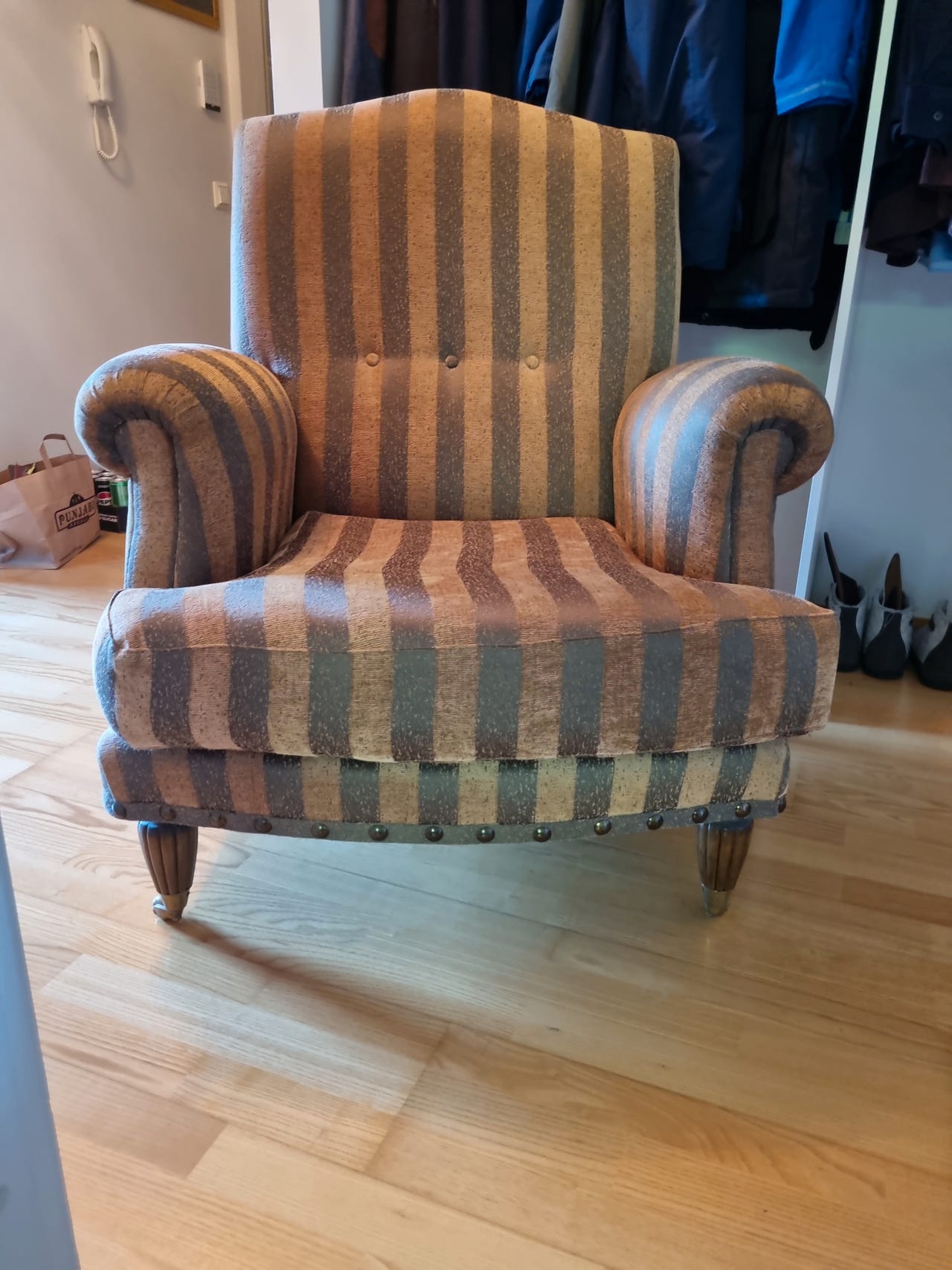 2 like og fine stoler selges samlet for 1000 | FINN-torget