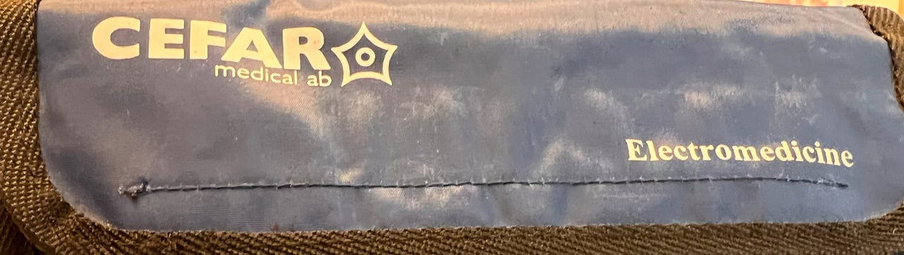 CEFAR MINI DUAL TENS APPARAT m kabler pads lader gel tape og veske ...