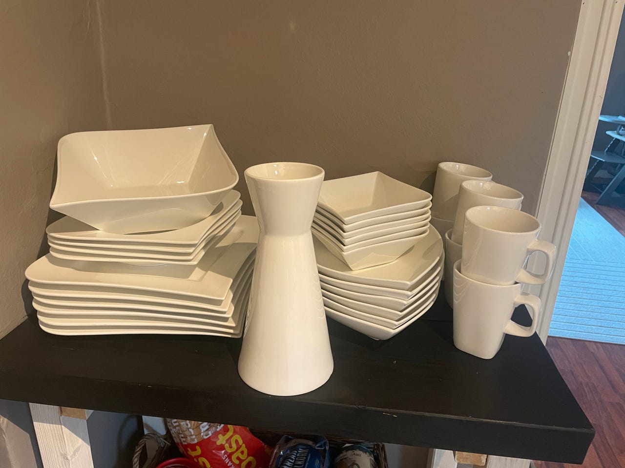 Hvit Lilje Servise selges samlet eller separat. | FINN-torget