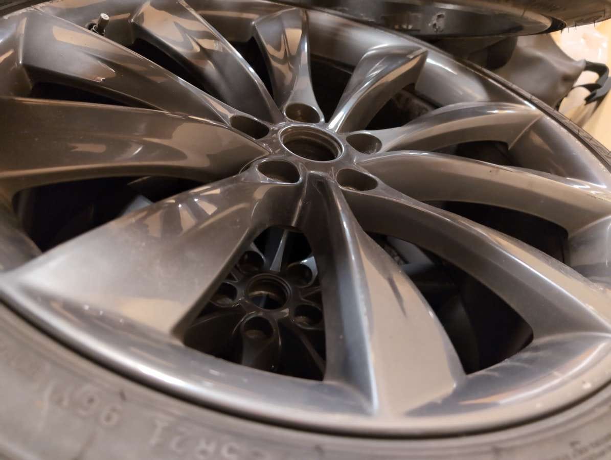 Tesla dekk på felg. Selges rimelig | FINN-torget