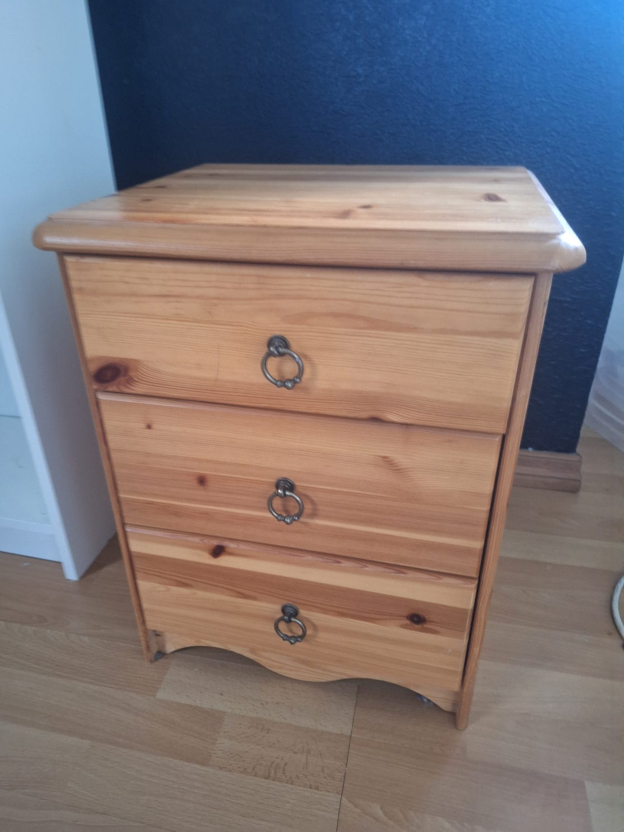 Reservert- Nattbord i furu gis bort | FINN-torget