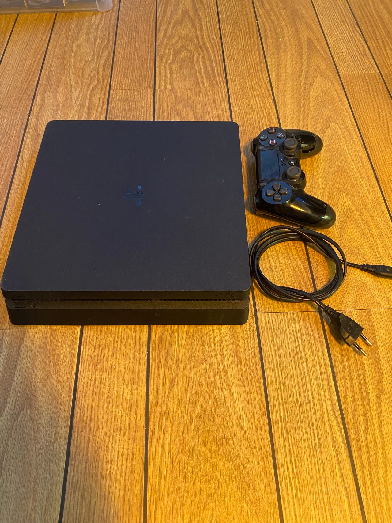 Sony PlayStation 4 Slim 500GB – Pent brukt med kontroller og strømkabel | FINN-torget