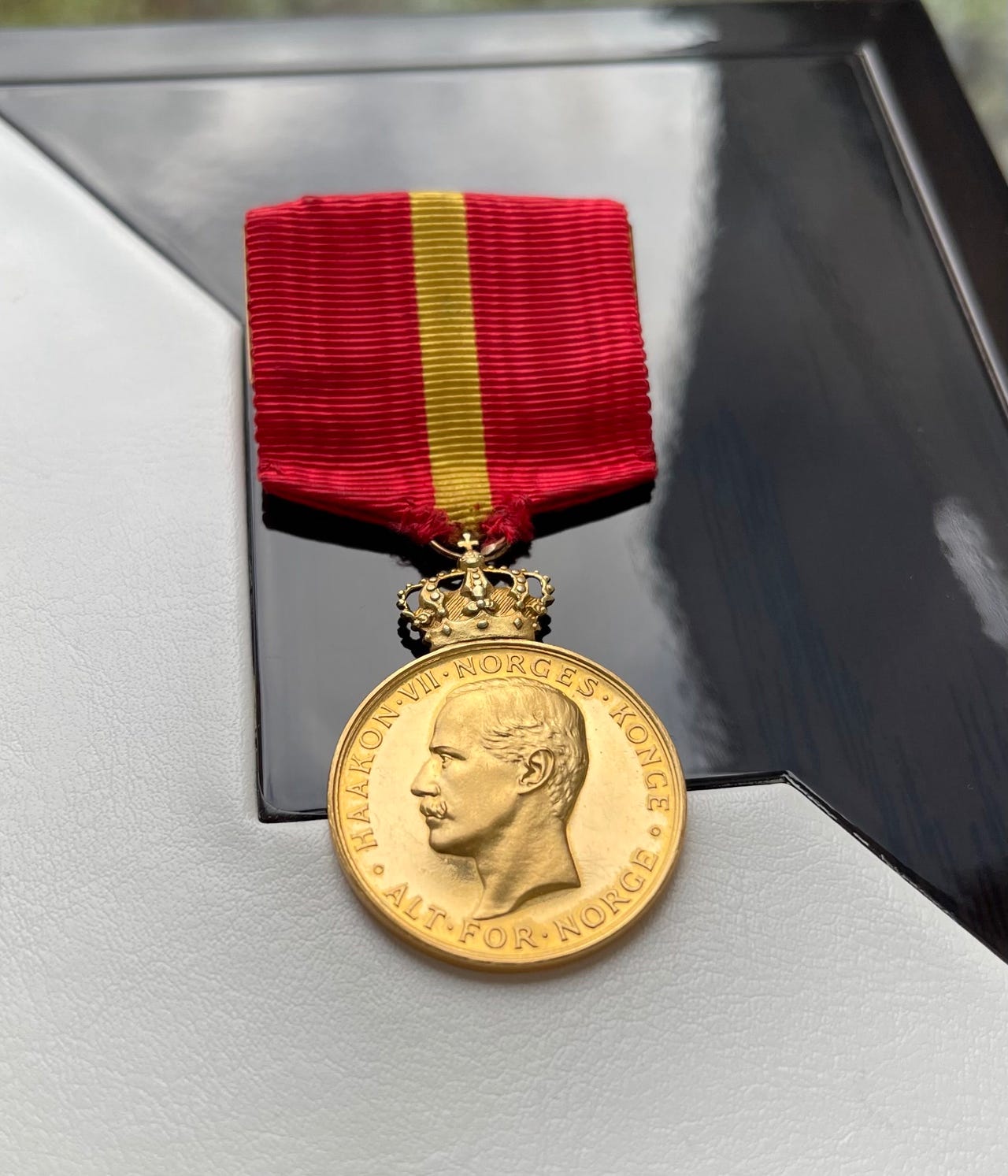 Fantastisk pen norsk kongelig medalje i gull nesten 24k rent gull ...