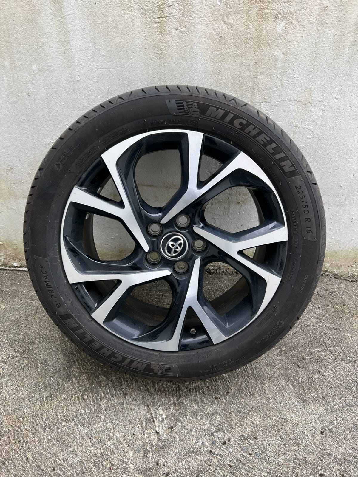 Sommerdekk med felger selges – Toyota C-HR | FINN-torget