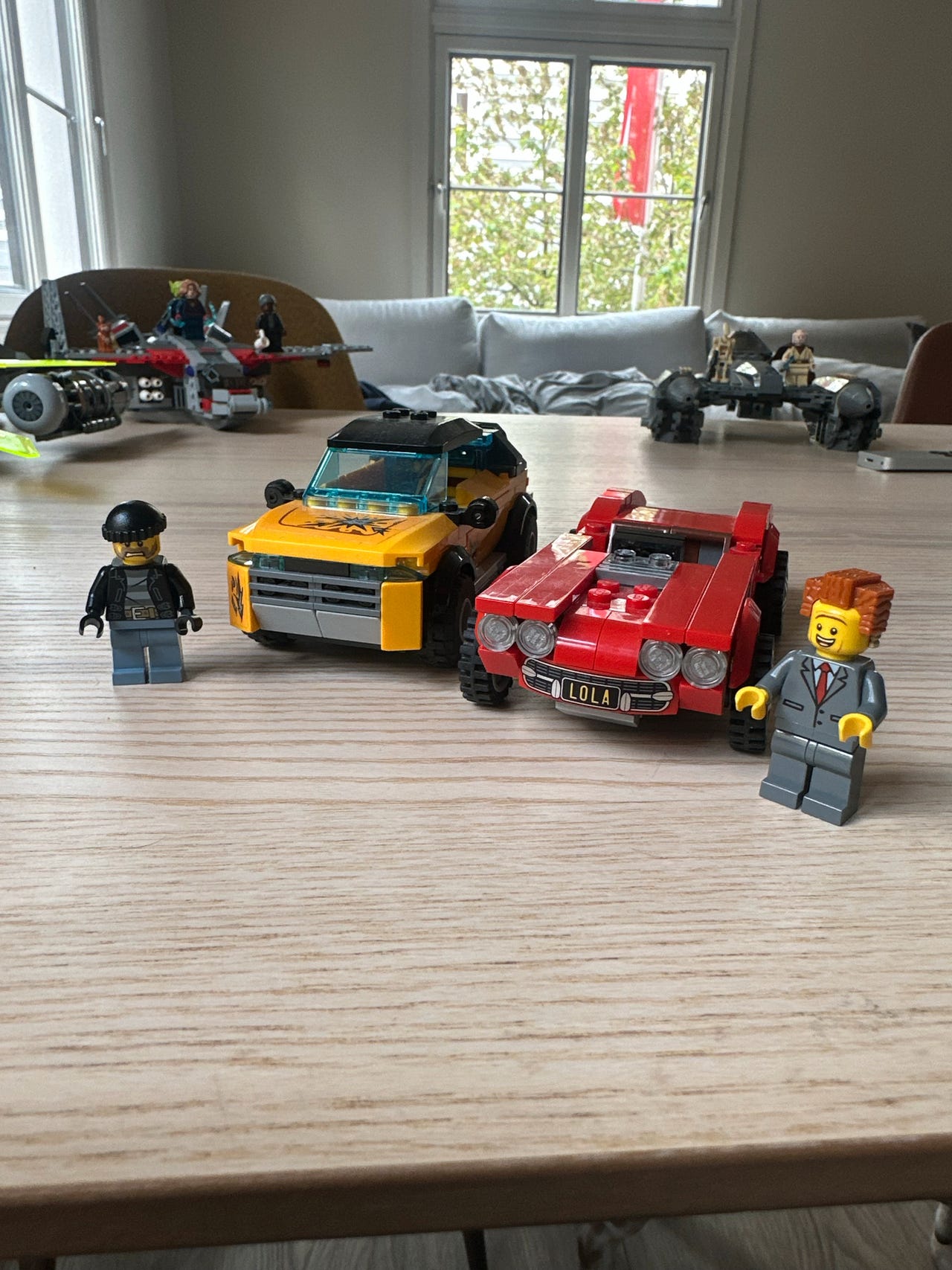 To ferdig bygd lego biler selges. To figurer følger med | FINN-torget