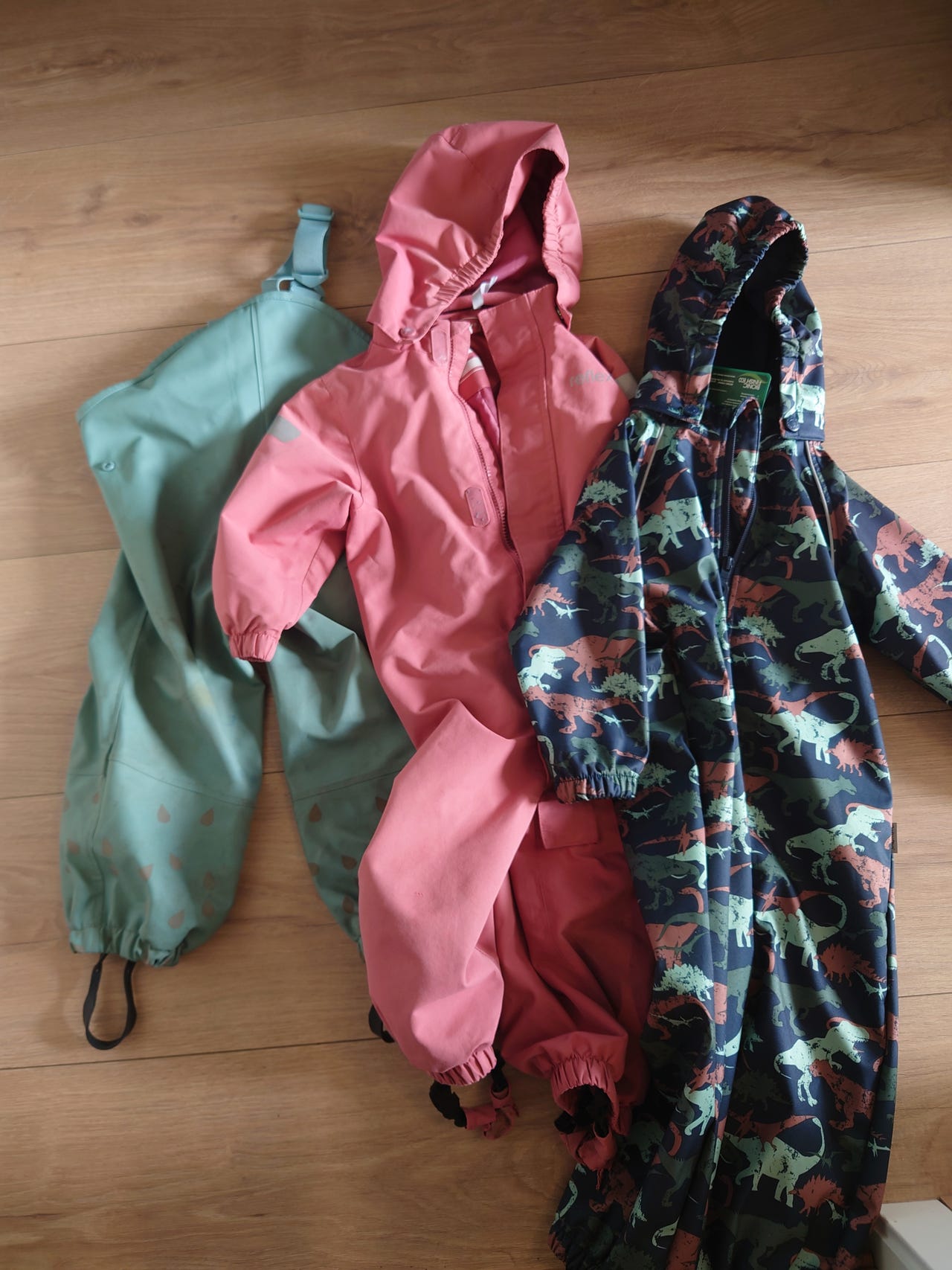 2 kjeledresser og ei regnbukse | FINN-torget
