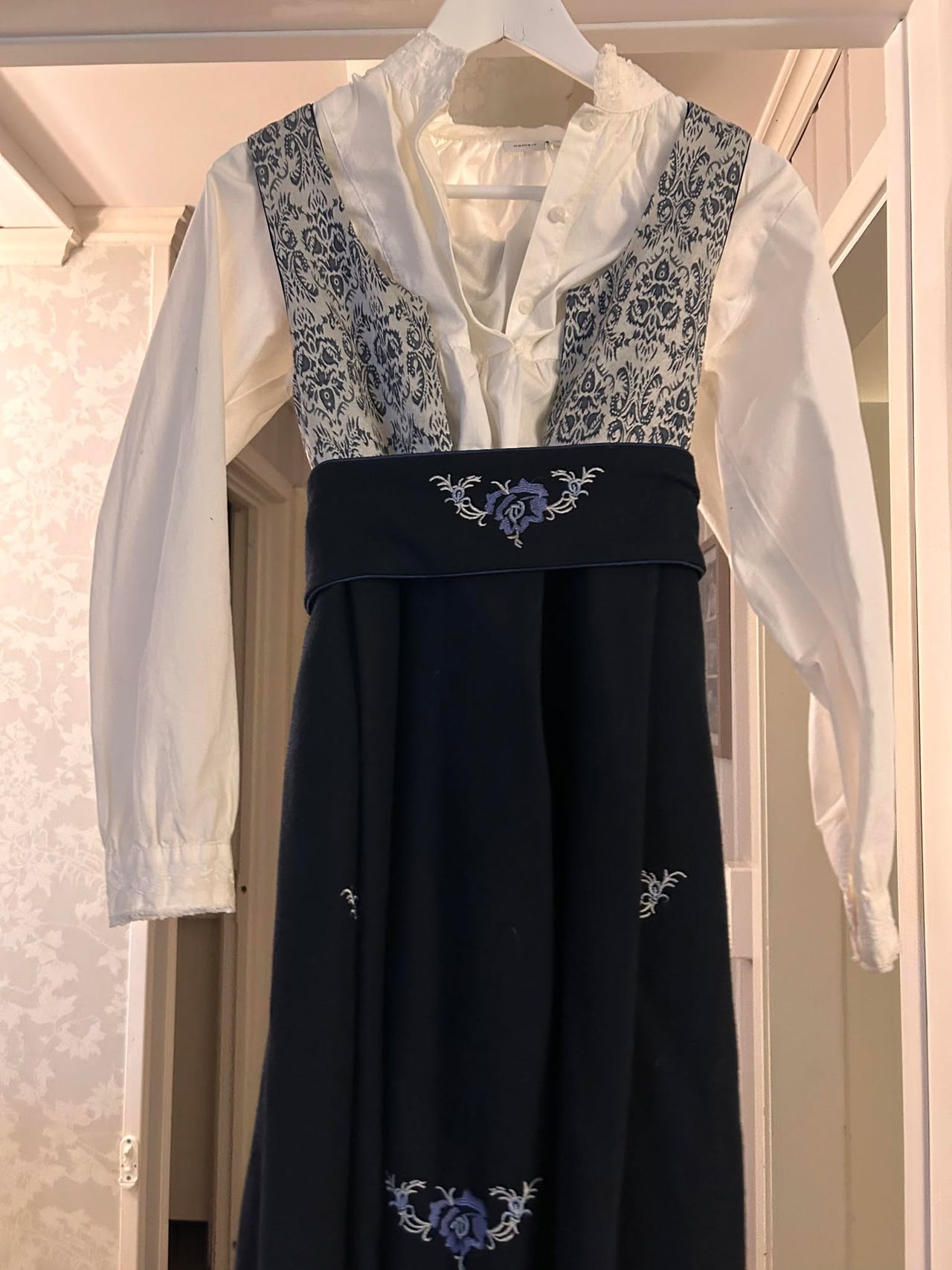 Maxemili Festdrakt 14 år inkludert skjorte og hodepynt. | FINN-torget