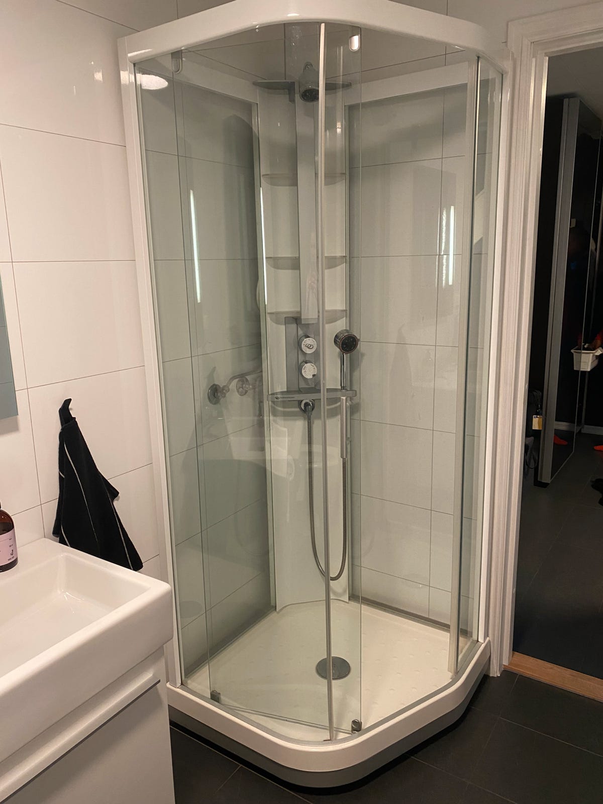 Dusj kabinett 80 x 80 med blandebatteri og dusjhode | FINN-torget