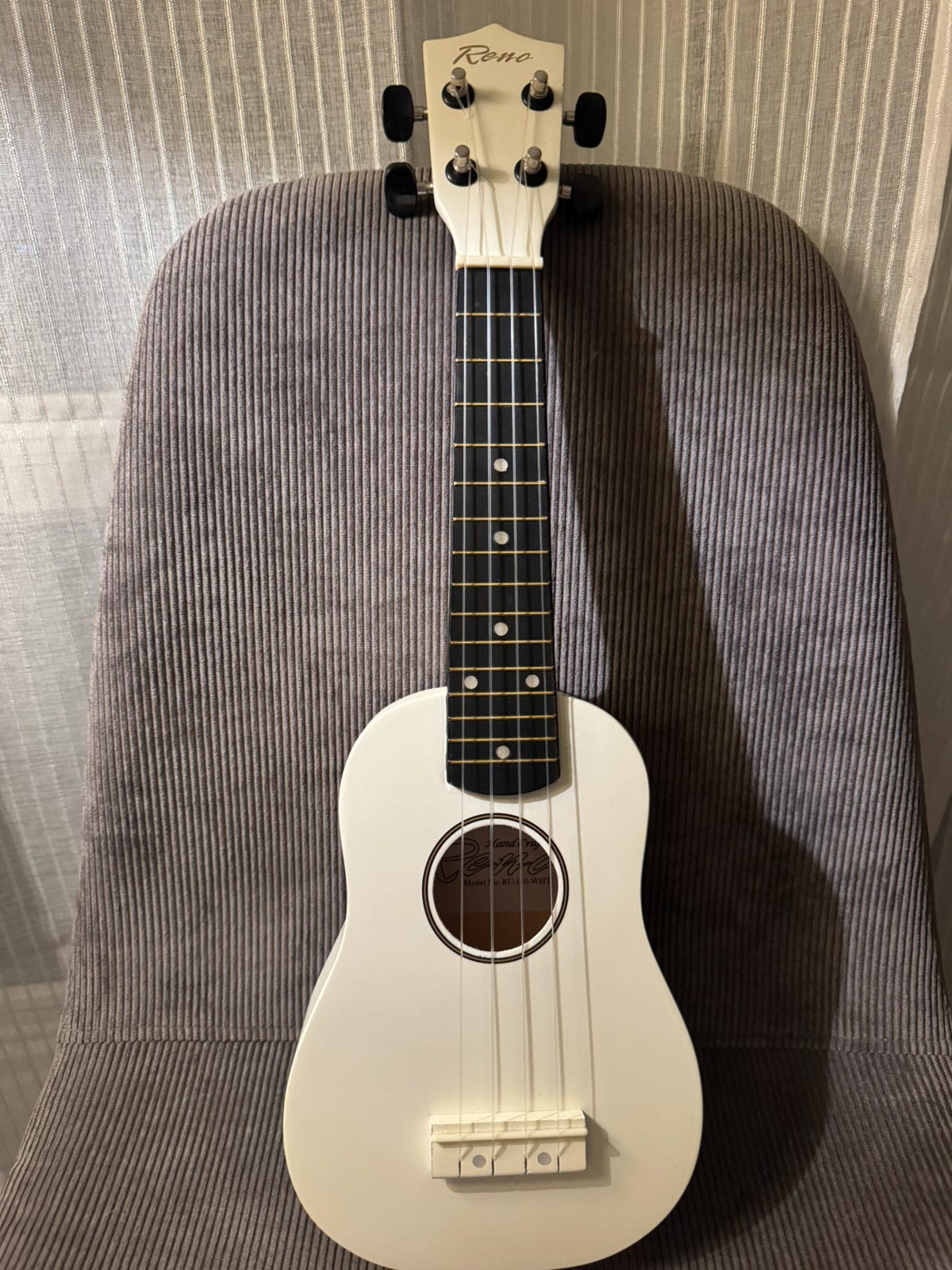 Hvit ukulele – Reno RU-150-WHT m/ bag | FINN-torget