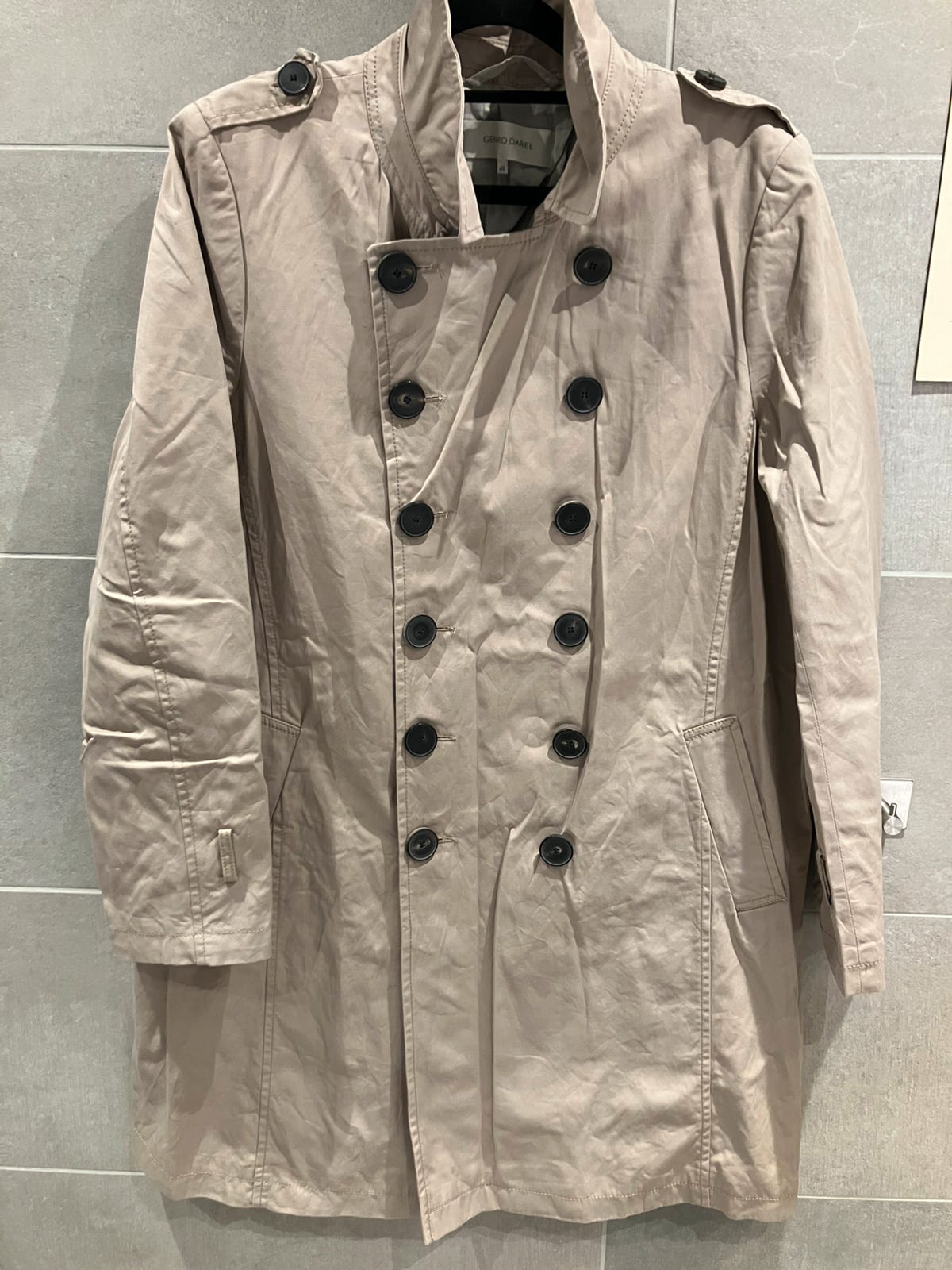 KLASSISK OG STILIG SANDFARGET KORT FRAKK. DESIGN « GERARD DAREL « PARIS. UBRUKT | FINN-torget